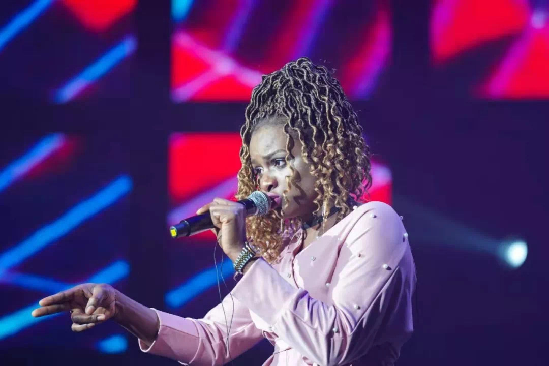 La elegante estrella brilla en el escenario: Chioma, más que una ...